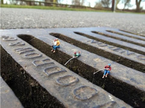 Artist Captures Tiny People in the Real World (11 Pics)