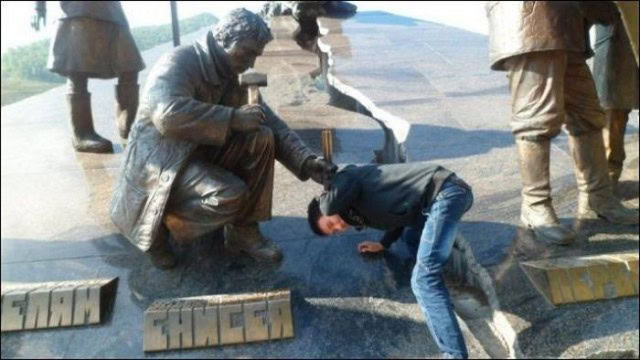 People Having Fun With Statues (18 Pics)