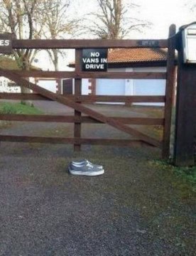 20 People Having Fun With Signs