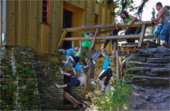 20 Funny and Awkward Group Photos