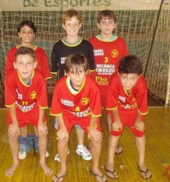 20 Funny and Awkward Group Photos