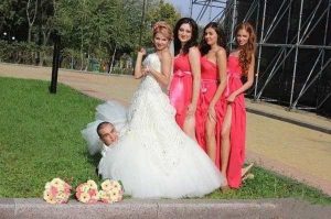 22 Awkward and Inappropriate Wedding Photos