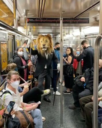 35 Funniest And Weirdest Things Ever Spotted On The Subway As Shared By ...