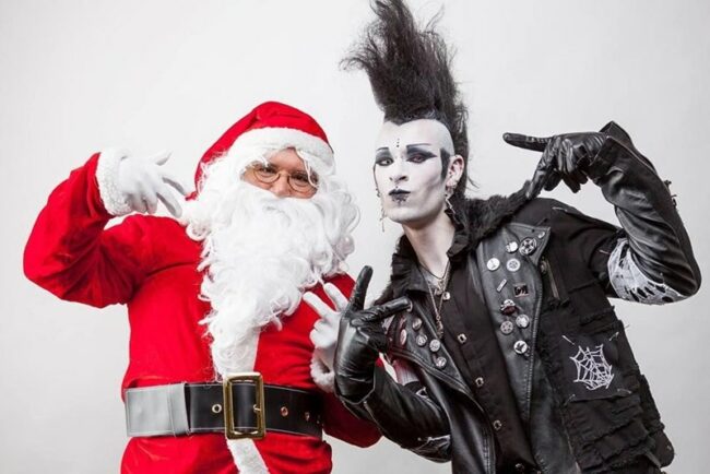 Goths & Metalheads Who Saved Their Cheer For Santa (24 Pics)