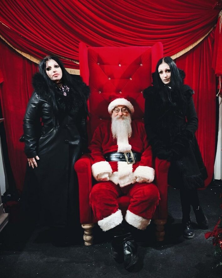 Goths & Metalheads Who Saved Their Cheer For Santa (24 Pics)