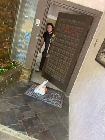 People Are Sharing Funny "Proof Of Delivery" Photos Their Drivers Took ...