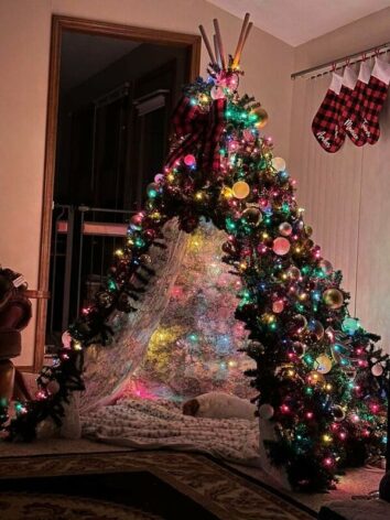 50 Fancy Christmas Trees That Would Even Make A Mall Santa Do A Double Take