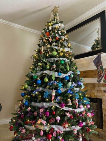 50 Fancy Christmas Trees That Would Even Make A Mall Santa Do A Double Take