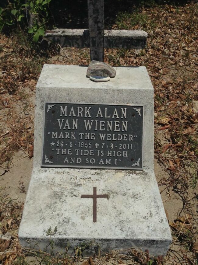 40 Funny Epitaphs From Hilarious People Who Went Out On A Laugh