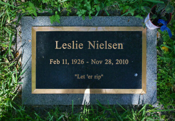 40 Funny Epitaphs From Hilarious People Who Went Out On A Laugh