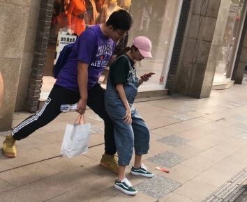 40 Funniest Times People Have Been Caught Standing Awkwardly In Public