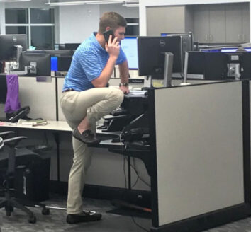 40 Funniest Times People Have Been Caught Standing Awkwardly In Public