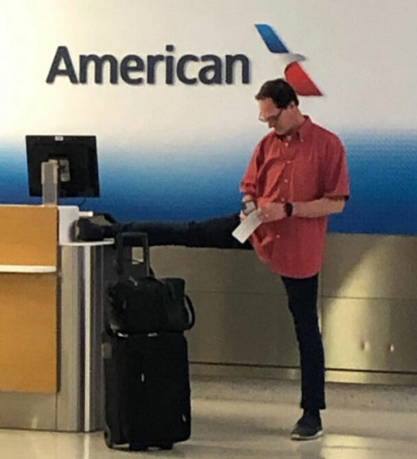 40 Funniest Times People Have Been Caught Standing Awkwardly In Public