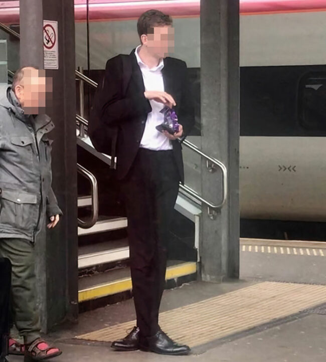 40 Funniest Times People Have Been Caught Standing Awkwardly In Public