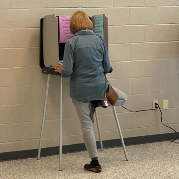 40 Funniest Times People Have Been Caught Standing Awkwardly In Public