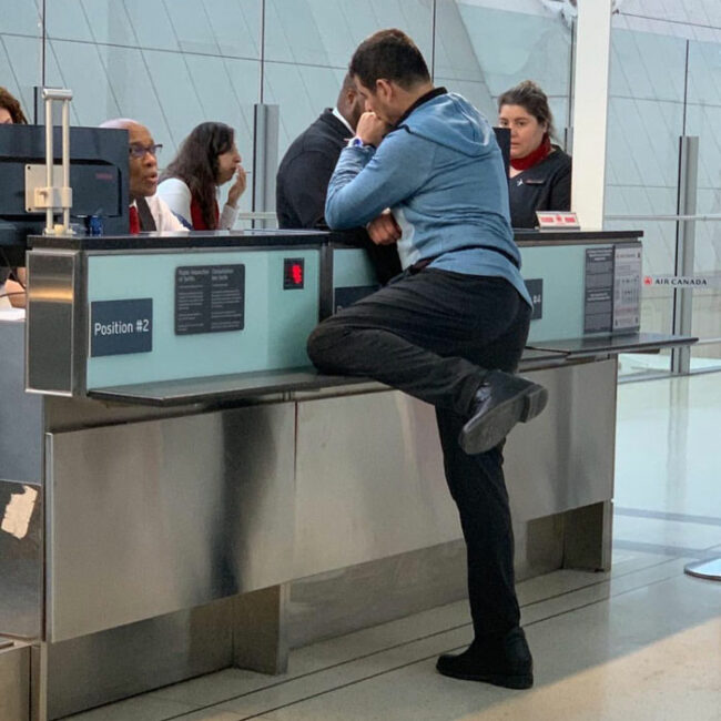 40 Funniest Times People Have Been Caught Standing Awkwardly In Public