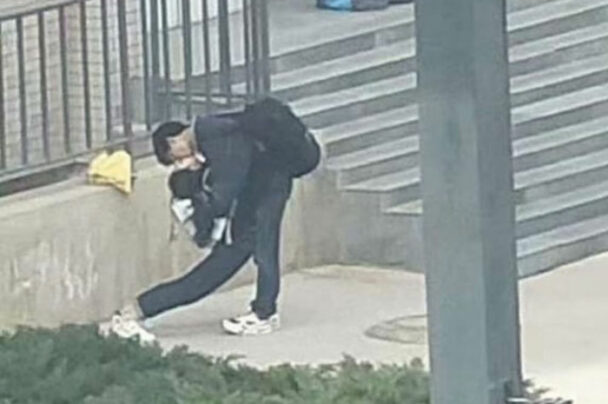 40 Funniest Times People Have Been Caught Standing Awkwardly In Public