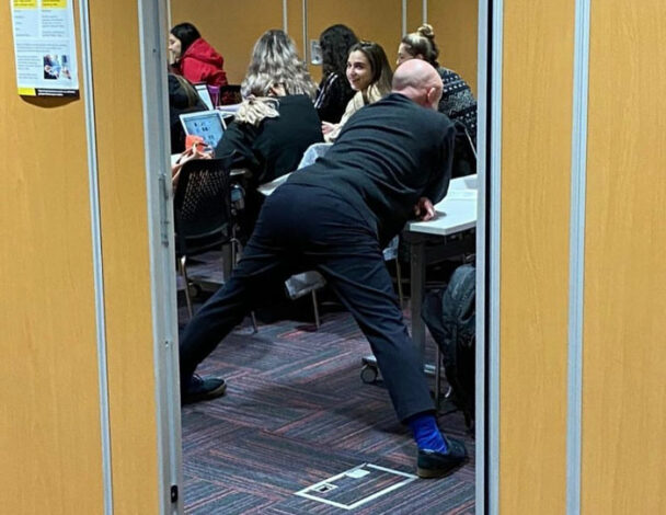 40 Funniest Times People Have Been Caught Standing Awkwardly In Public