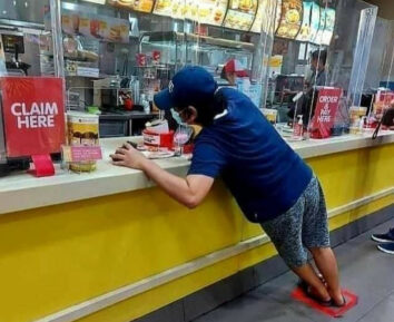 40 Funniest Times People Have Been Caught Standing Awkwardly In Public