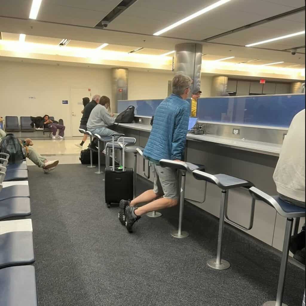 40 Funniest Times People Have Been Caught Standing Awkwardly In Public