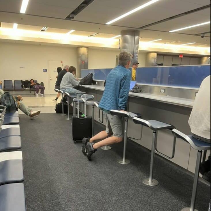 40 Funniest Times People Have Been Caught Standing Awkwardly In Public