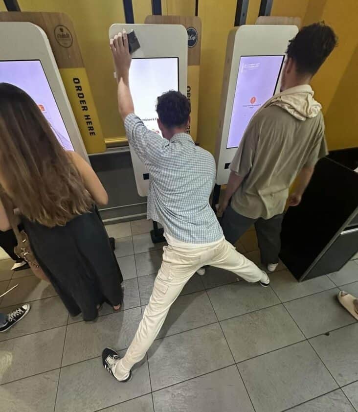 40 Funniest Times People Have Been Caught Standing Awkwardly In Public