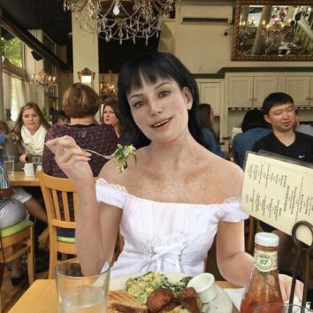 40 Hilariously Over-Photoshopped Pictures Of Influencers That Are ...