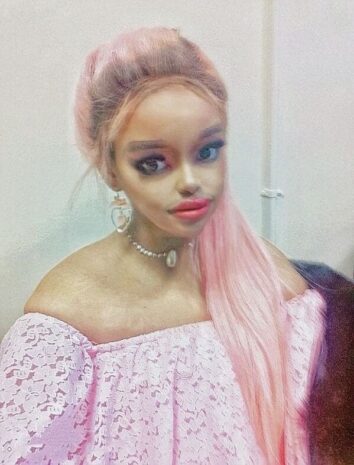 40 Hilariously Over-Photoshopped Pictures Of Influencers That Are ...