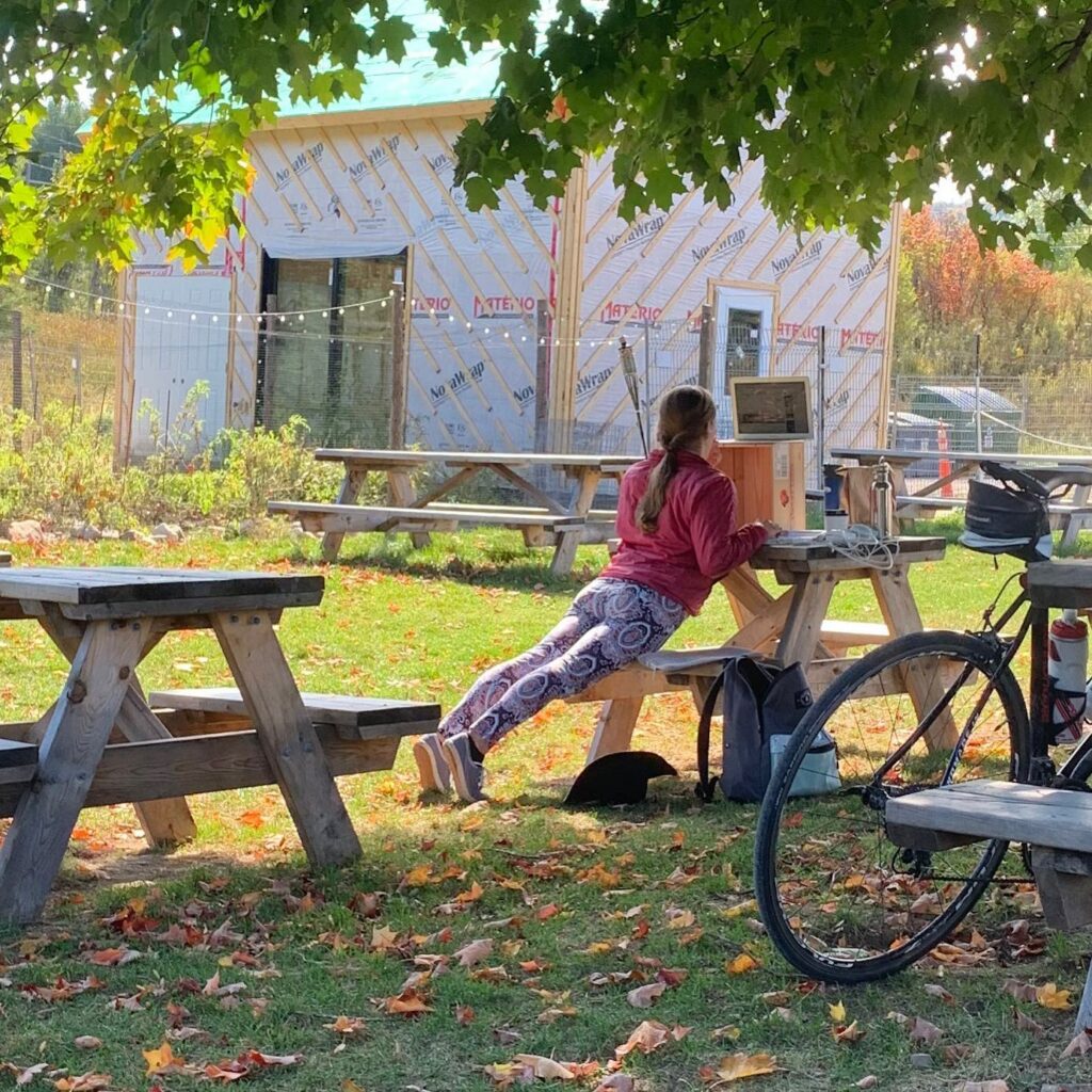 40 Funniest Times People Have Been Caught Standing Awkwardly In Public