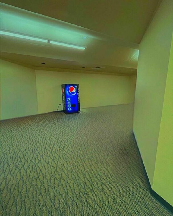 40 Weirdly Unsettling “Liminal Space” Pictures That'll Give You Anxiety ...