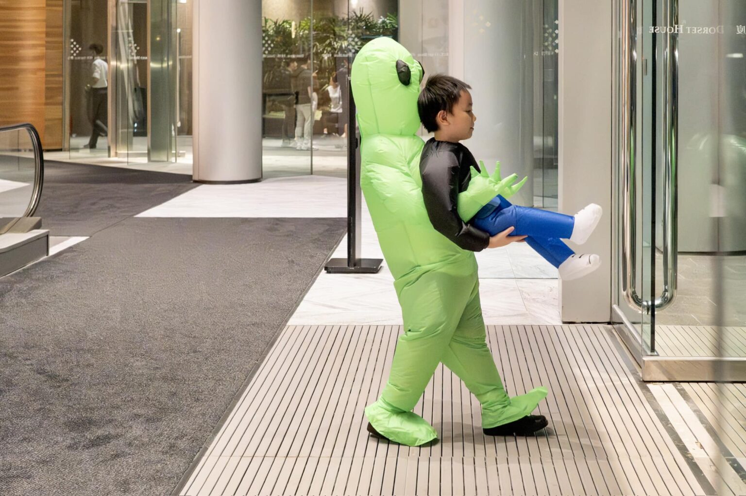 50 Accidentally Funny Pictures Taken At The Perfect Time By Street ...