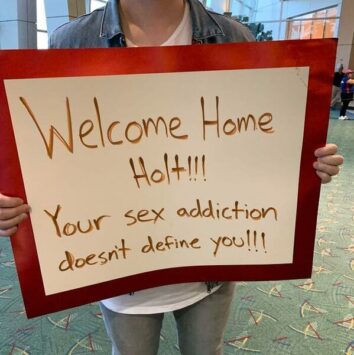 40 Funny Airport Pickup Signs That Made For An Unforgettable Welcome