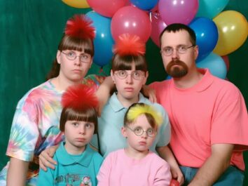 20+ AI Generated Awkward Family Photos That Prove Technology Has A ...