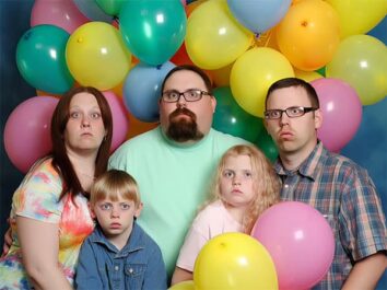 20+ AI Generated Awkward Family Photos That Prove Technology Has A ...