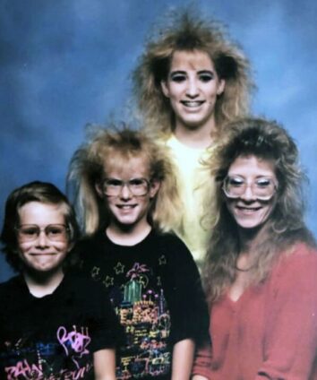 40 Funny Family Photos That Turn Awkward Into Art