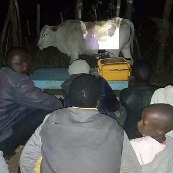 50 Funny And Weird Pictures Posted With No Context Making Them Even ...