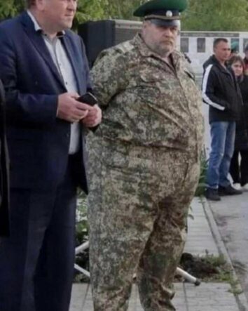 50 Funny And Weird Pictures Posted With No Context Making Them Even ...