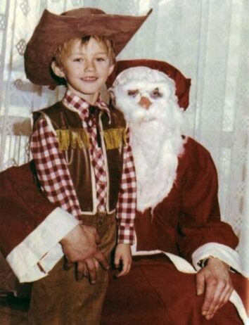 40 Hilariously Creepy Santas No Responsible Parent Should Have Let ...