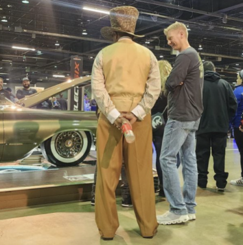 35 Hilariously Chaotic Car Show Pictures As Shared By "Car Show Critters"