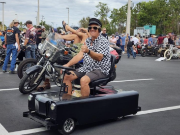 35 Hilariously Chaotic Car Show Pictures As Shared By "Car Show Critters"