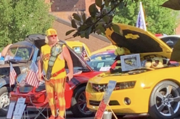 35 Hilariously Chaotic Car Show Pictures As Shared By "Car Show Critters"