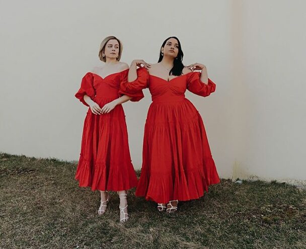 Two Friends Wear The Same Outfits In Wholesome Photo Series Proving ...