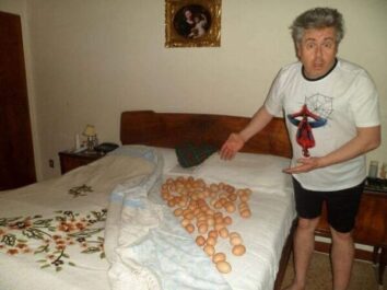 35+ Spectacularly Odd But Funny Pictures Of Humans Doing Human Things