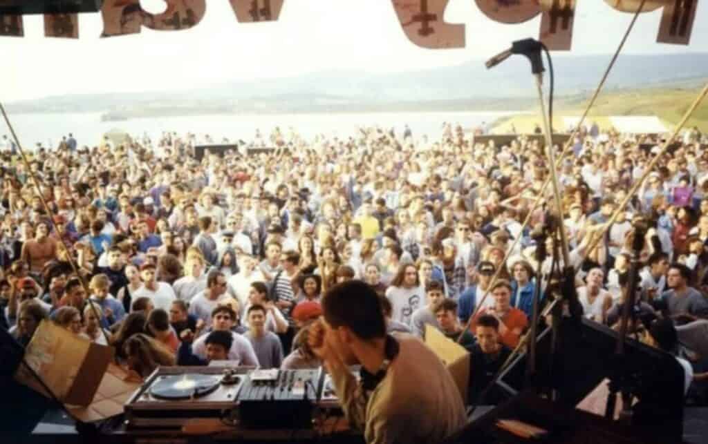 28 Nostalgic Photos Of '90s Raves That'll Have You Nts Nts Nts-ing ...