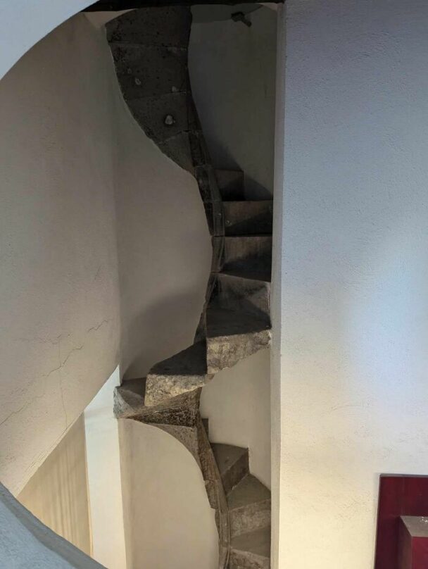 35 Terrifying "Death Stair" Designs That Will Hurt Your Brain And Break ...