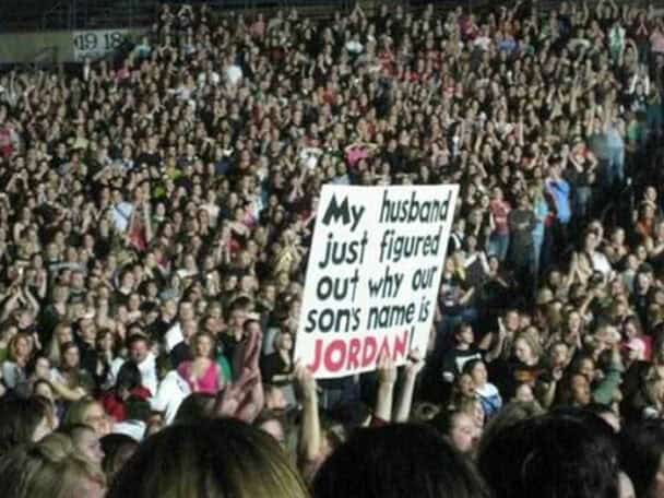 40 Funny Concert Signs From Clever And Creative Fans
