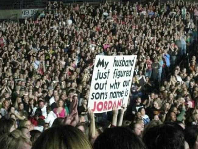40 Funny Concert Signs From Clever And Creative Fans