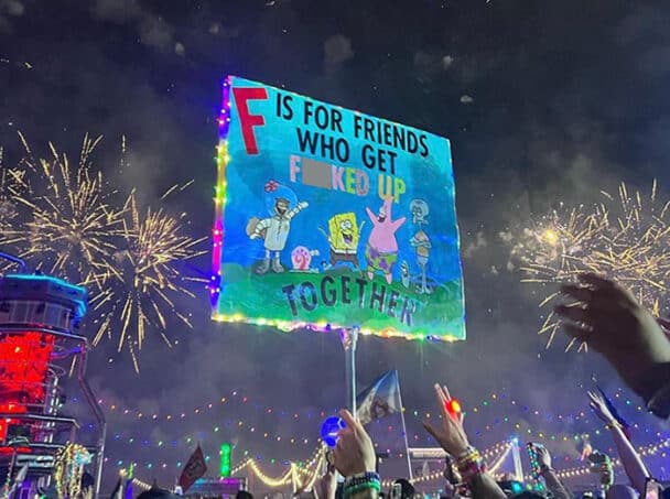 40 Funny Concert Signs From Clever And Creative Fans