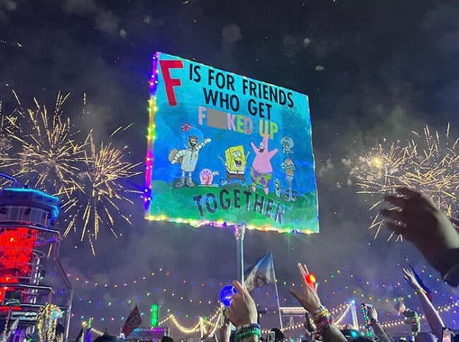 40 Funny Concert Signs From Clever And Creative Fans