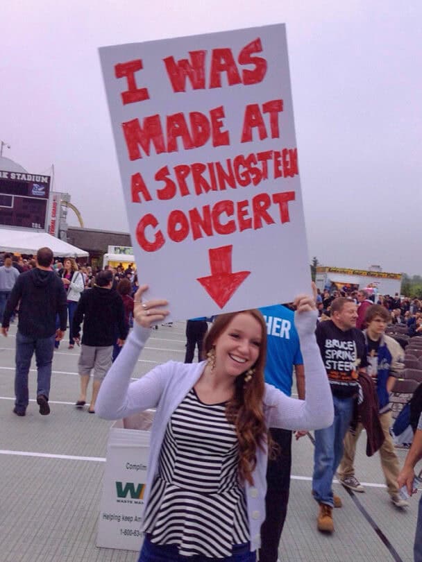 40 Funny Concert Signs From Clever And Creative Fans